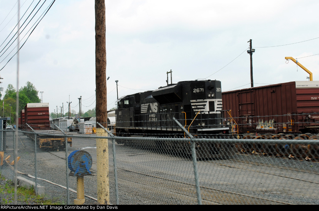 Dead NS SD70M-2 2671 in the yard